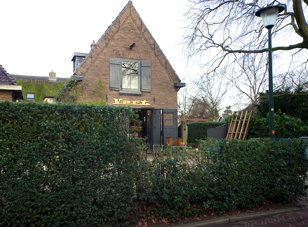 Vanachter de gesnoeide haag verschijnt Vert – Oog op Blaricum